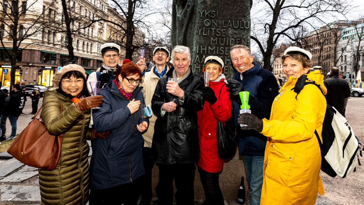 "On ihanaa nähdä näin paljon ihmisiä" – tältä vappuaaton juhlinta ...