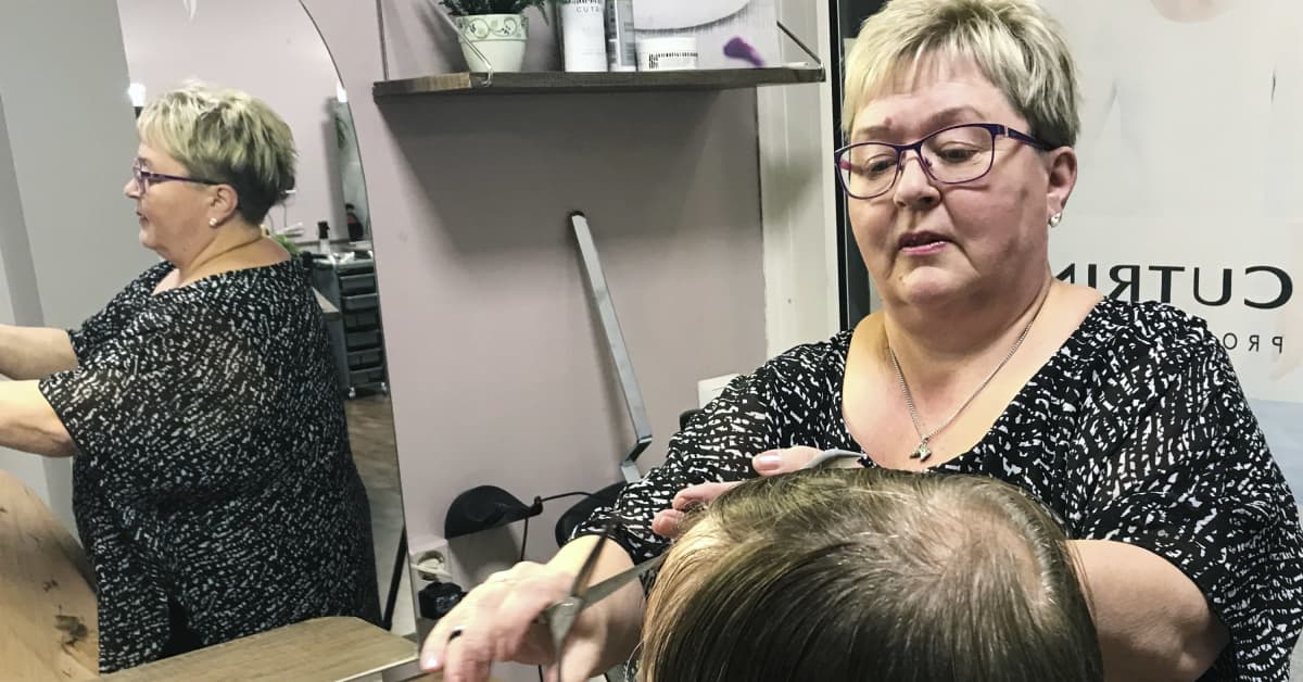 Kampaaja Heli Aho tinkii vuokramatoistakin, että asiakkailla olisi ...