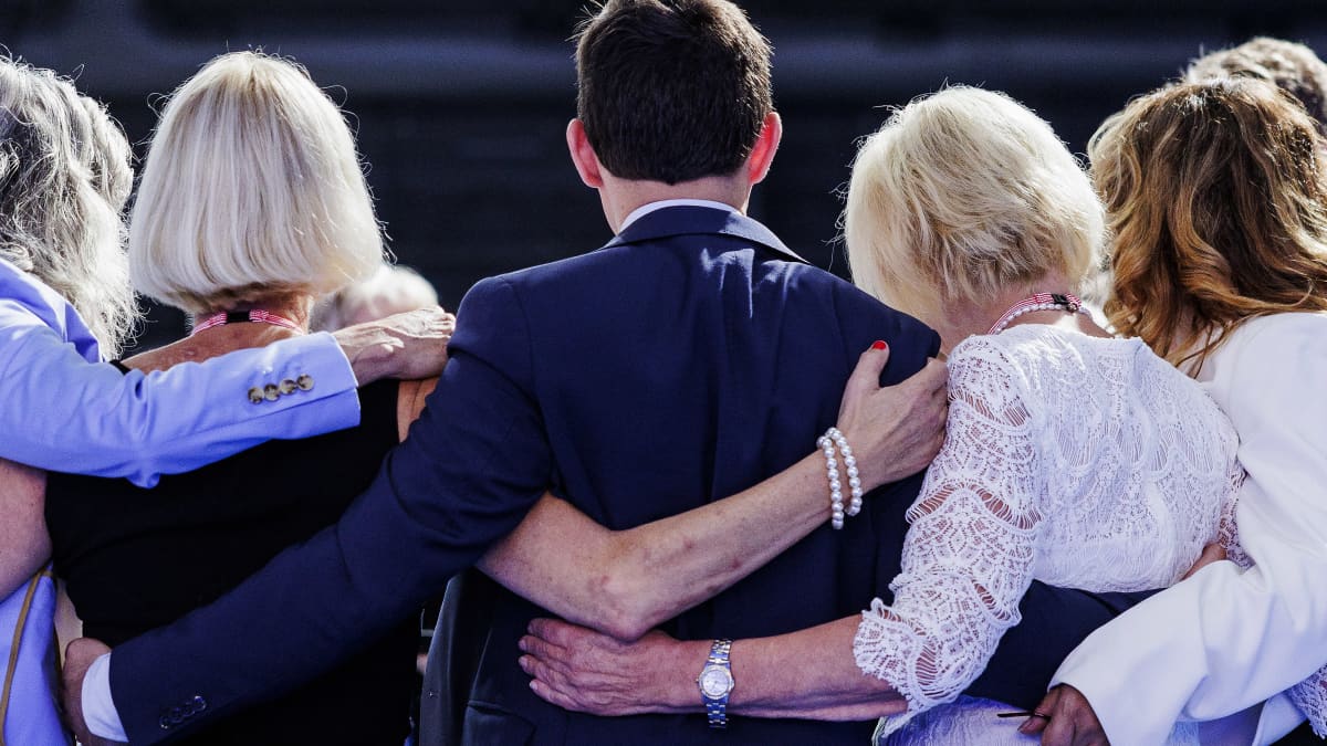 Suomi-iskelmät raikasivat isossa hallissa ja välillä syötiin ...