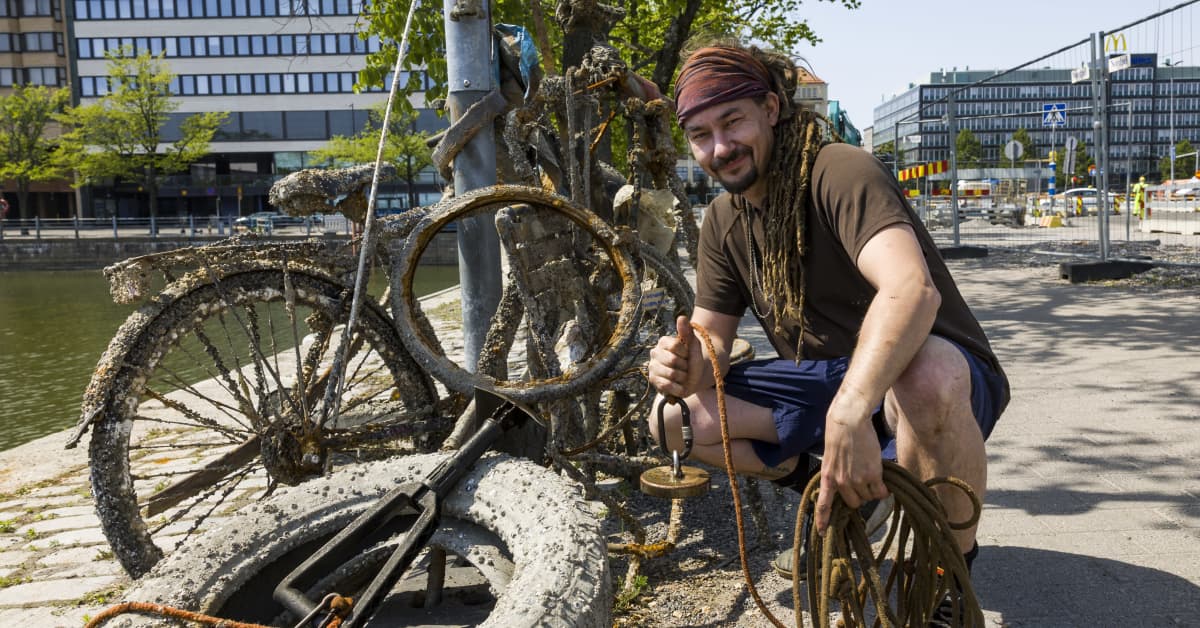Helsinkiläinen magneettikalastaja Tuza Thusberg onkii merestä roskaa ...