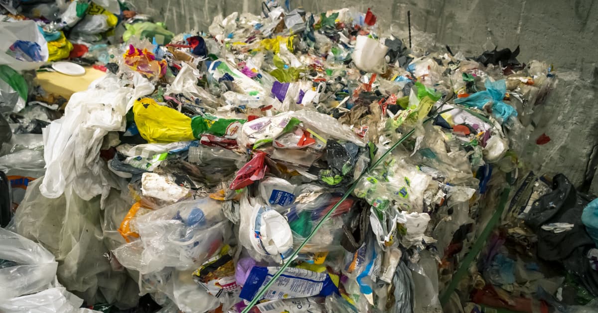 Yles granskning visar att endast en tredjedel av vårt plastavfall ...