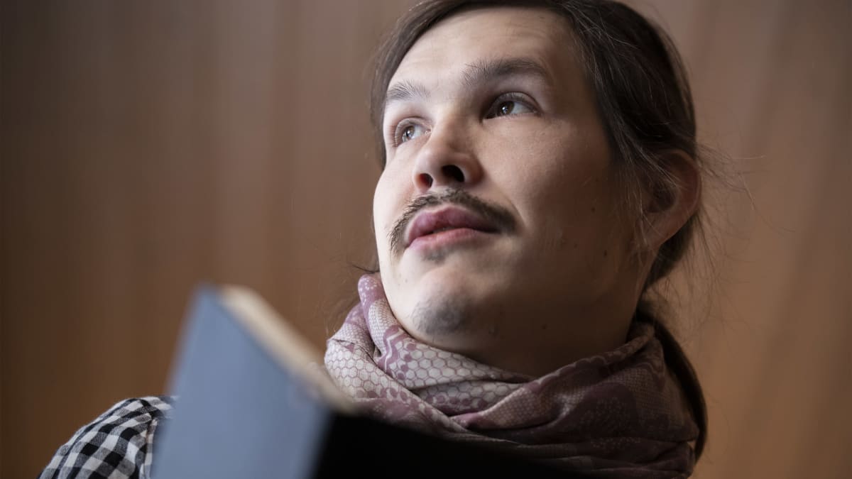 Joonatan Tola pelkäsi rakkautta kuin ruttoa – terapian jälkeen hän ...