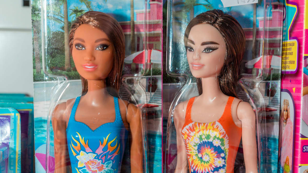 Aikuiset ostavat nyt Barbie-luomiväriä ja pinkkejä vaatteita – tutkija ...