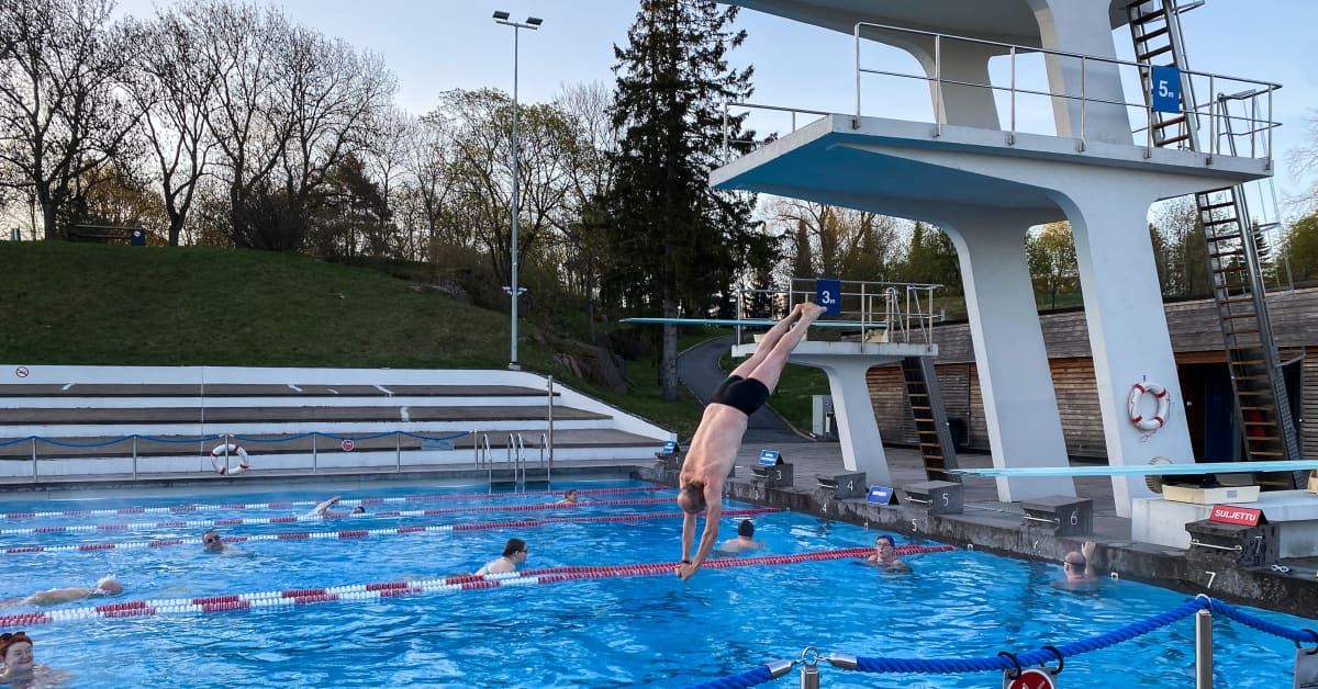 Samppalinna utebad öppnade sina dörrar – ett fyrtiotal personer köade ...