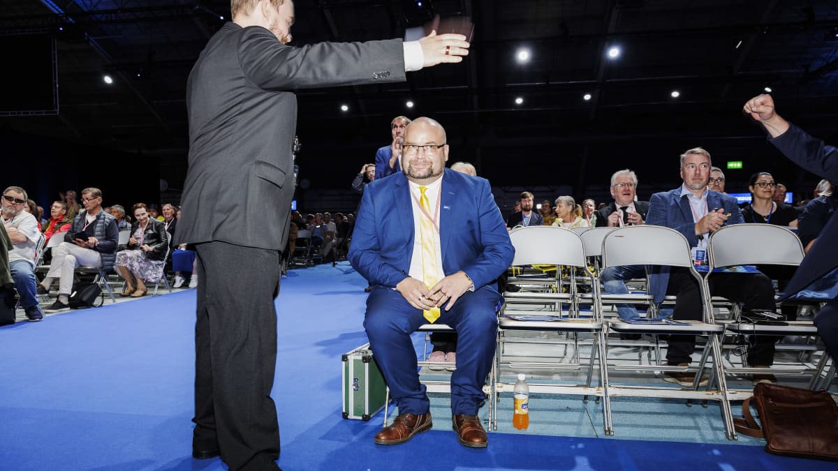 Suomi-iskelmät raikasivat isossa hallissa ja välillä syötiin ...