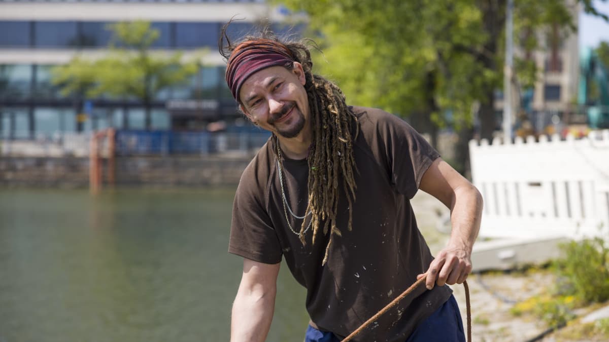 Helsinkiläinen magneettikalastaja Tuza Thusberg onkii merestä roskaa ...