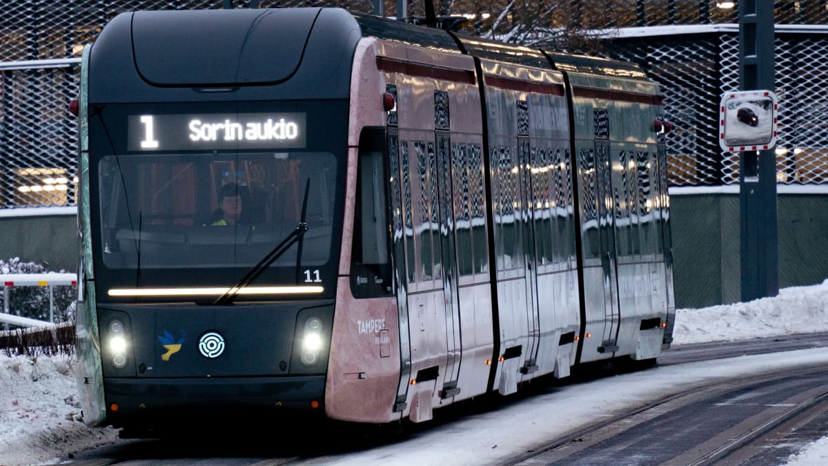 Autokuskit ovat jumiutuneet Tampereen ratikkakiskoille tässä kuussa ...