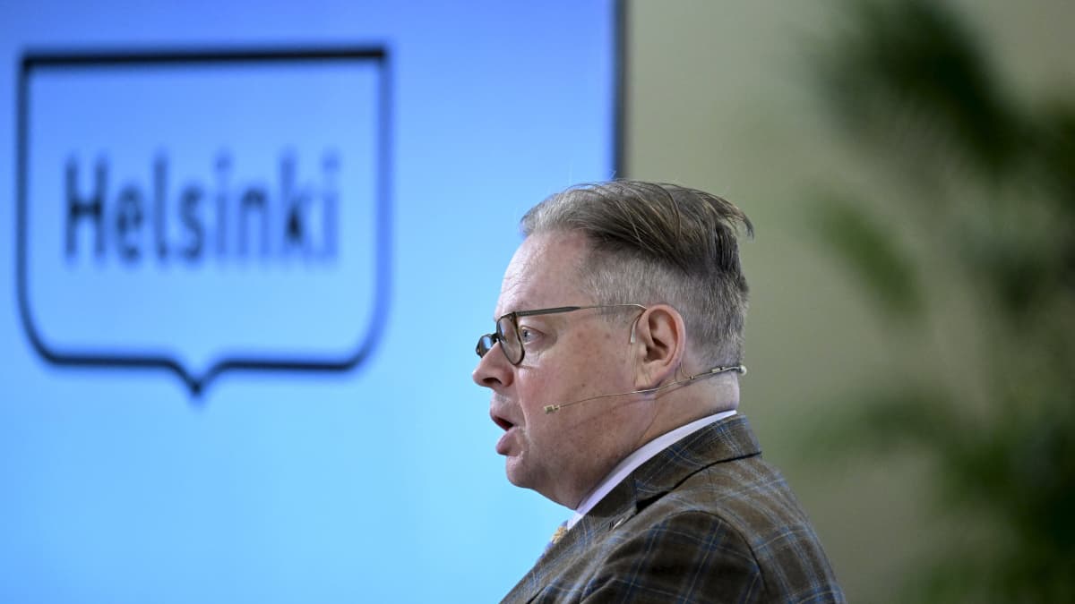 Helsinki mayor apologises for city's salary payment problems as report ...