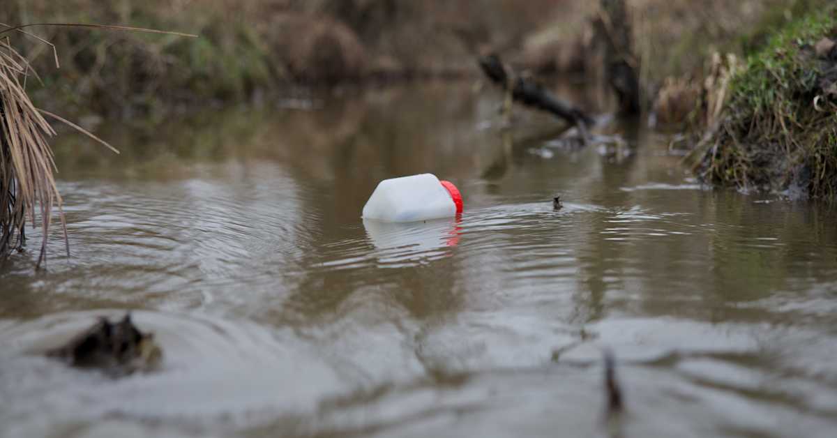 Kuinka nopeasti puroon heitetty roska kulkeutuu Itämereen? | Luonto | Yle