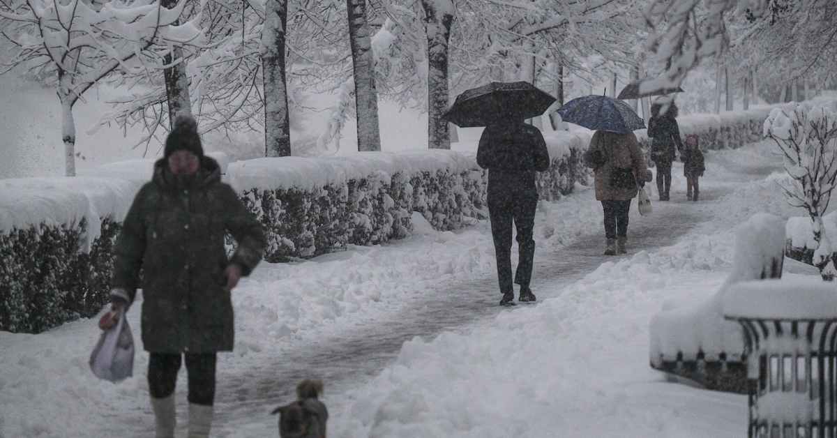 Balkanilla ainakin 200 000 kotitaloutta vailla sähköä talvimyrskyn ...