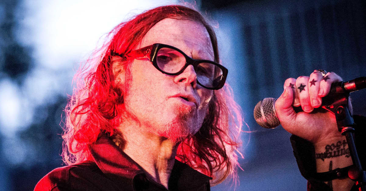 Queens of the Stone Age -yhtyeessä laulanut Mark Lanegan on kuollut | Yle