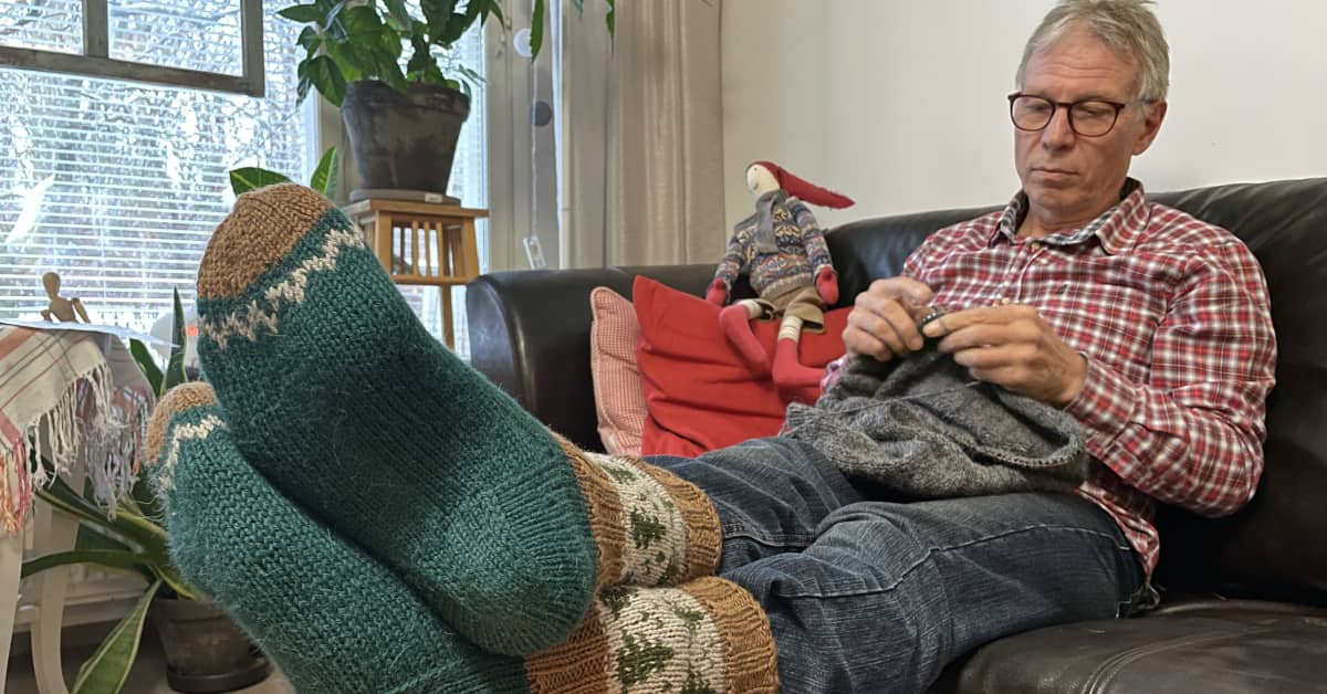 Eläköitynyt putkiasentaja Jyrki Lipponen opetteli tekemään sukat ja on ...