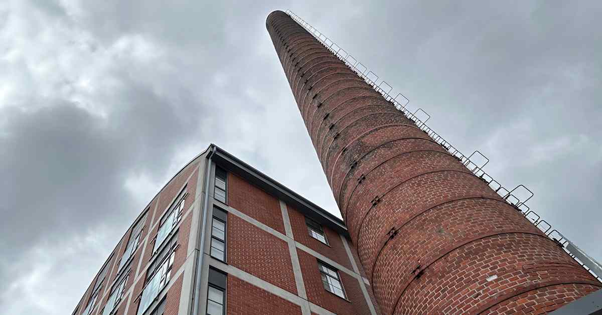Suojeltu lasitehtaan piippu Lahden satamassa on vaaraksi ihmisille ...