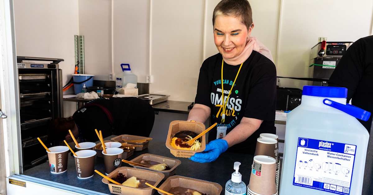 Leverbiff och grisgryta på menyn under provsmakning av mat för äldre i ...