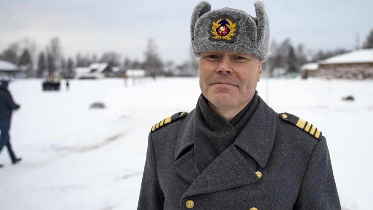 Suomen valtiolippu nousee ensimmäistä kertaa satametriseen lipputankoon ...