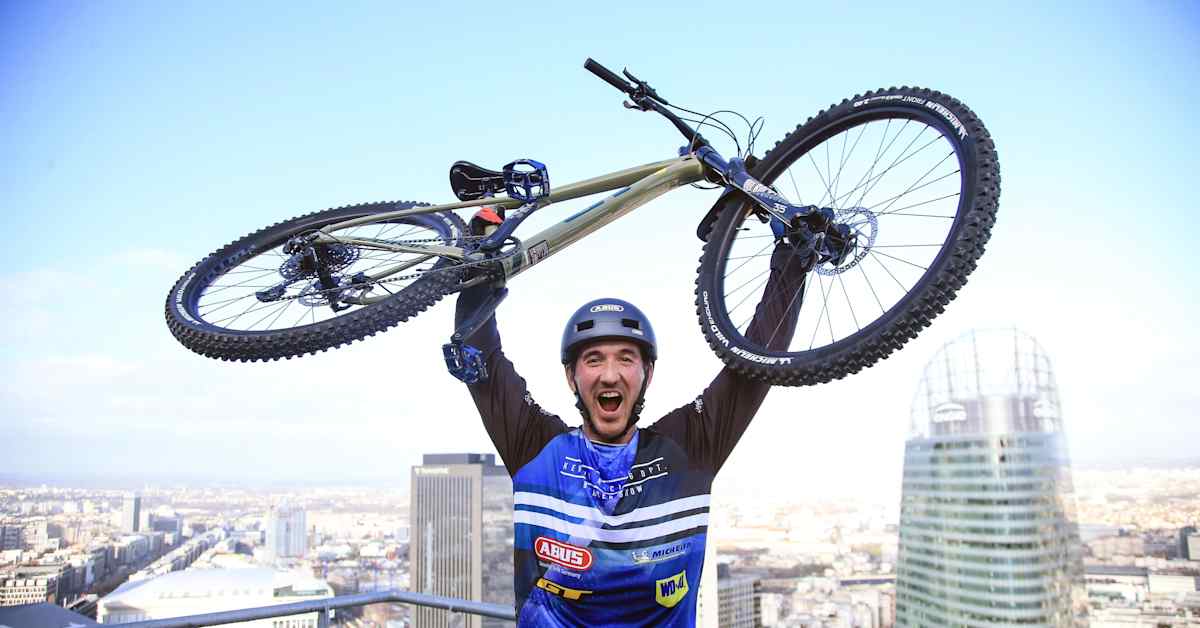 Ranskalainen sometähti nousi pyörällä Eiffel-torniin ennätysajassa ...