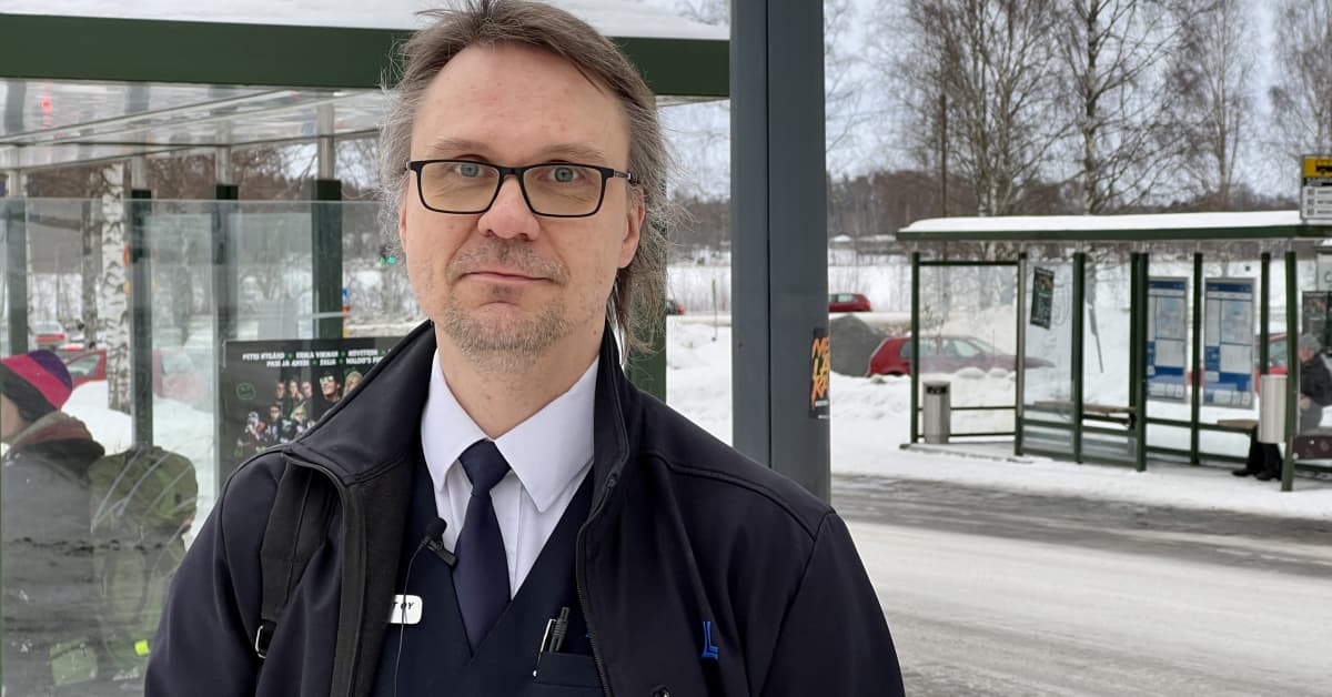 Linja-autonkuljettaja välttää veden juomista työvuoron aikana, koska ei ...