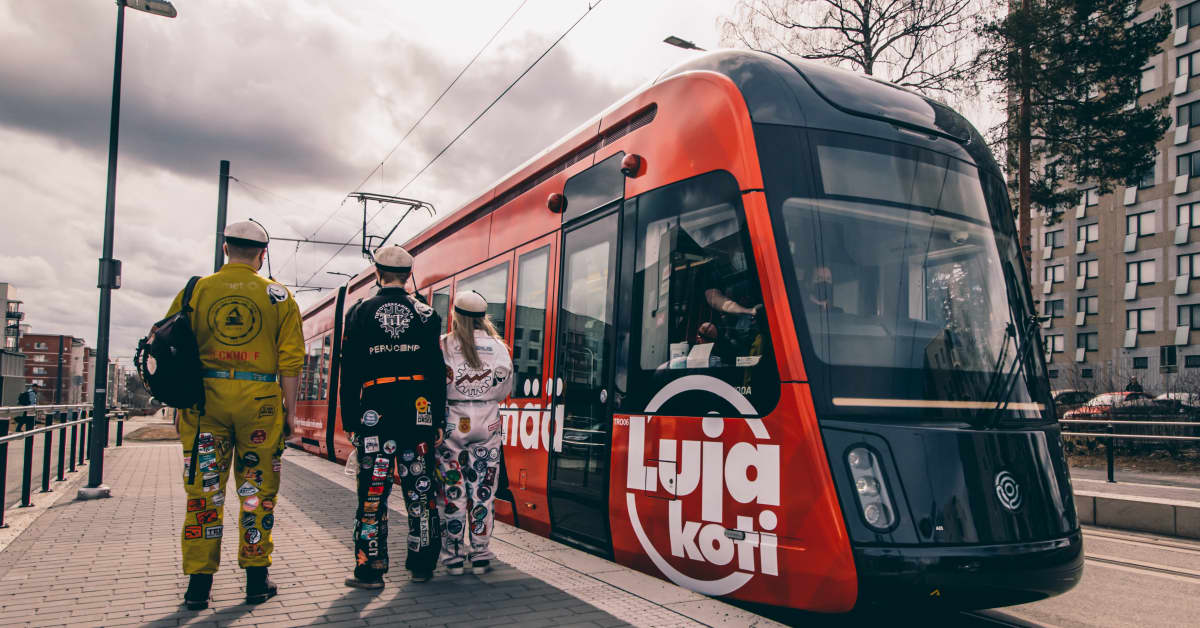Tampereella vietiin teekkarilakki ratikalla Suomen neito -patsaalle | Yle