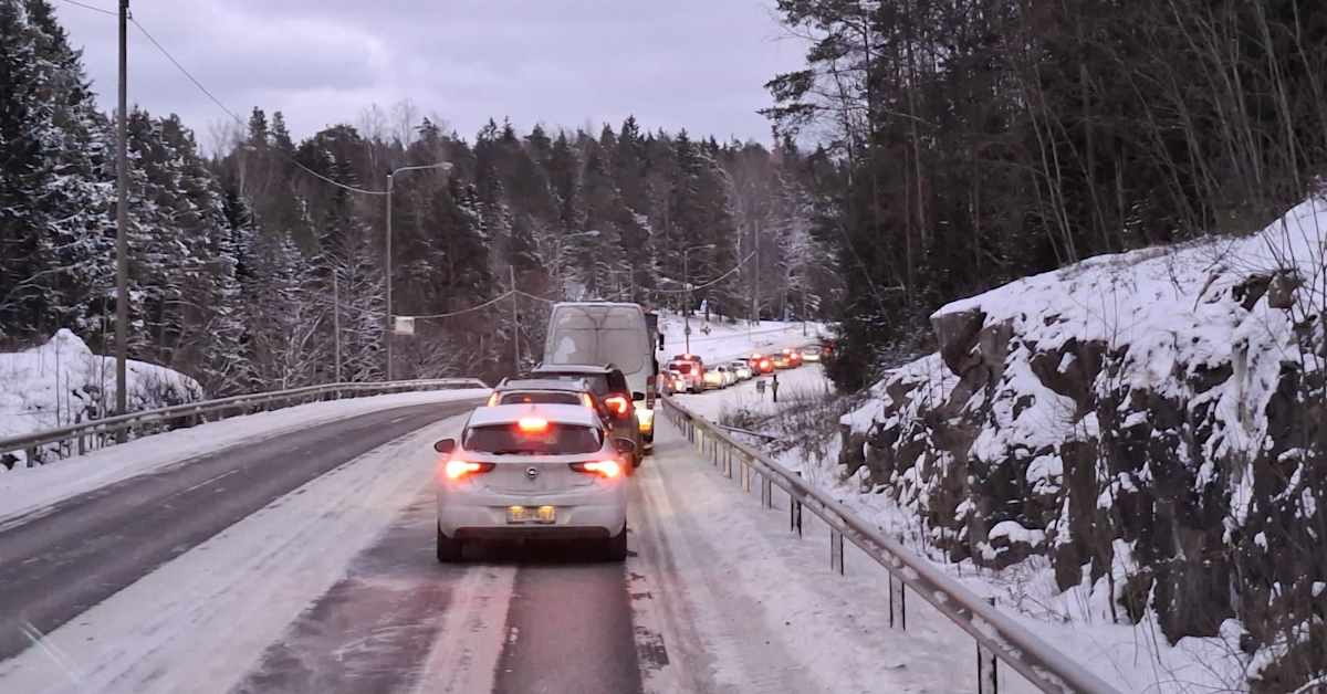 Paraisilla kahden auton nokkakolari, liikenne ruuhkautunut pahoin ...