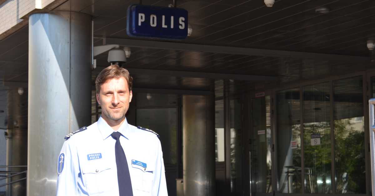 "Alla poliser känner inte igen Finska Motståndsrörelsens flaggor ...
