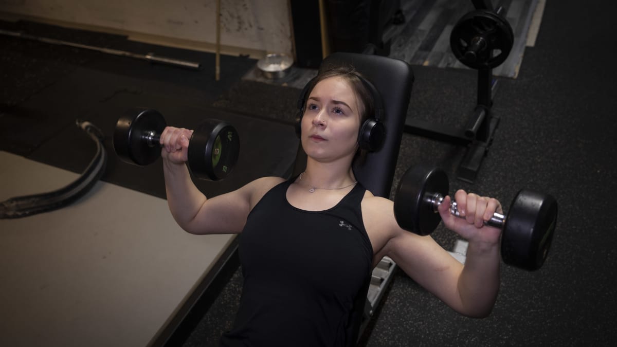 Kuljetko jatkuvasti kuulokkeet päässä? Moni kulkee, ja se näkyy jo: yhä ...