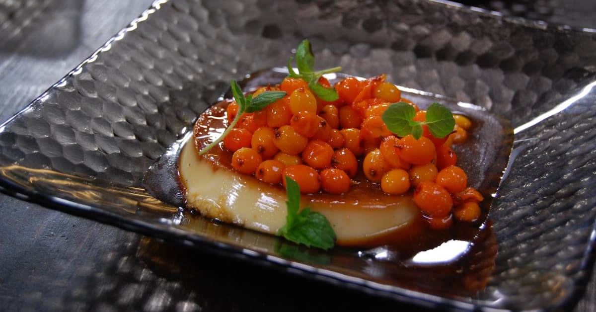 Crème caramel på havtorn | Recept | Svenska Yle