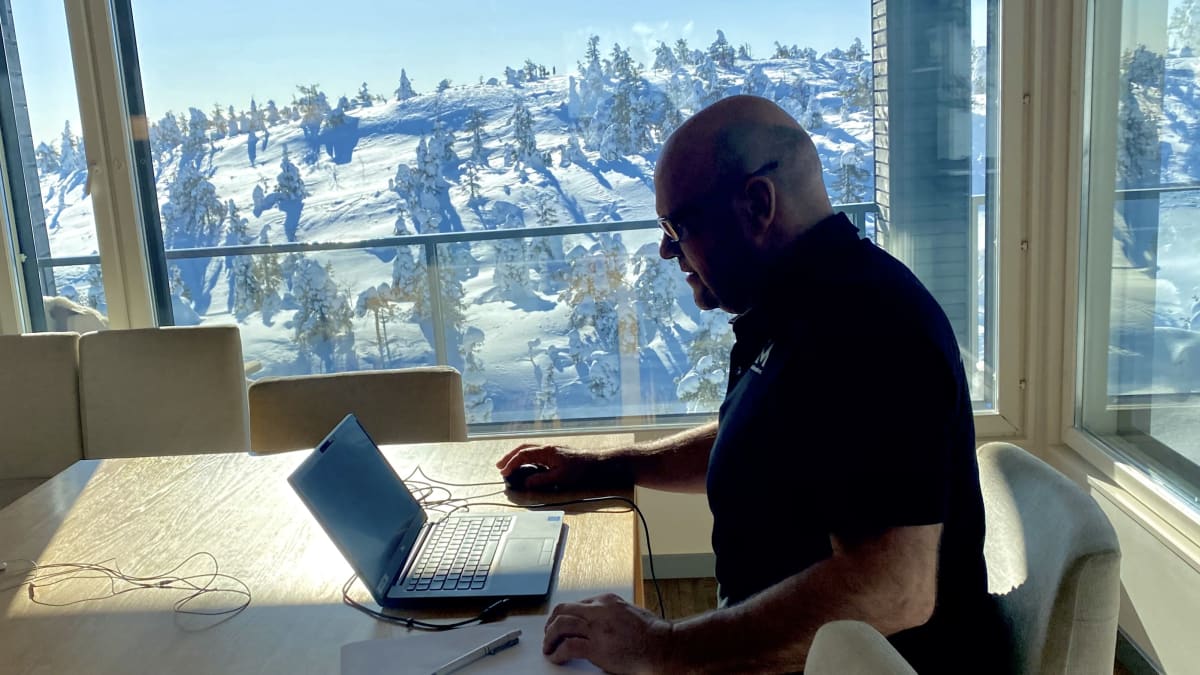 Yritysjohtaja viettää pitkiä aikoja mökillä lasketellen ja töitä tehden ...