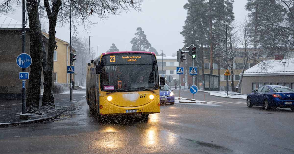 Joukkoliikennettä käytti yli kolmannes aikuisista viime vuonna | Uutisia lyhyesti | Yle Uutiset