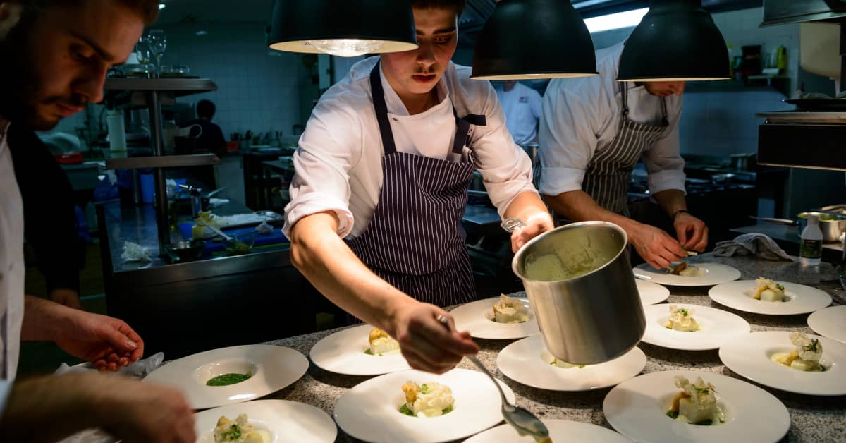 Många vuxna studerar för att byta yrke – Finland sticker ut i ny ...