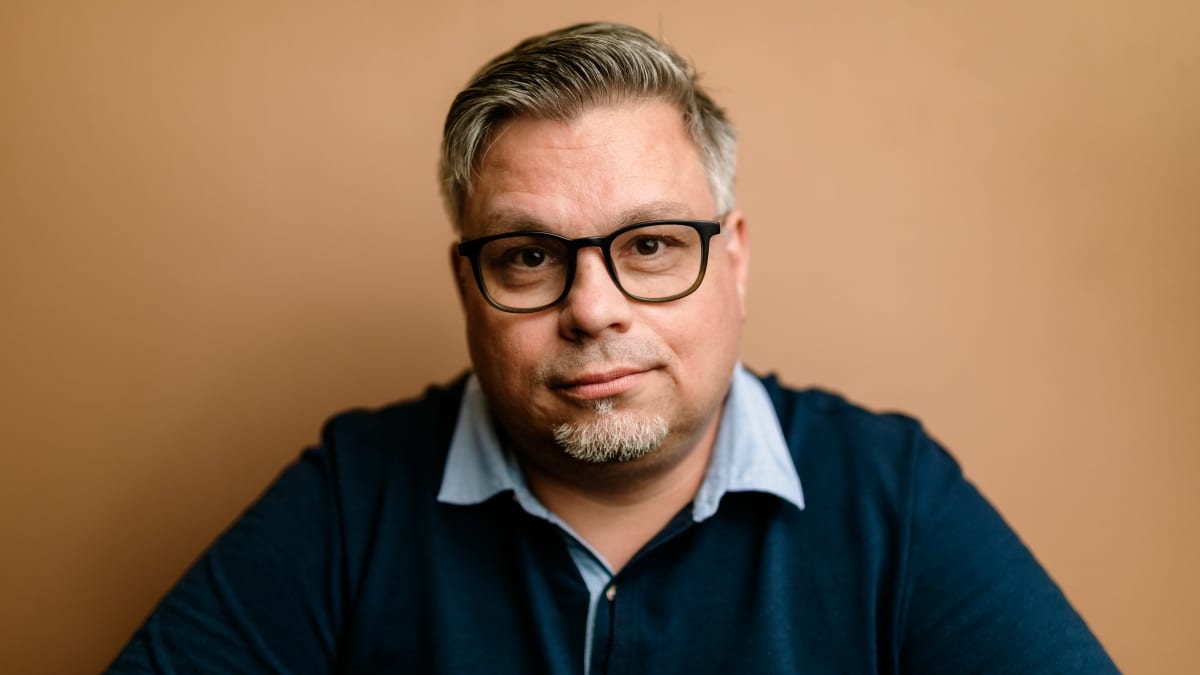 Kirjailija Tommi Kinnunen uupui opettajana, ja nyt on huoli ...