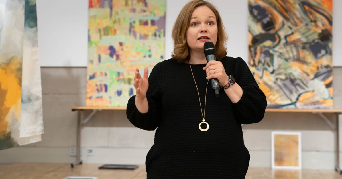 Krista Kiuru on myös taidemaalari – katso kuvat taidenäyttelyn ...