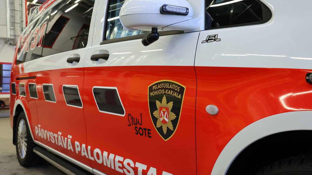 Kettämöntiellä Joensuussa pelto syttyi palamaan tuulen lennättämästä ...