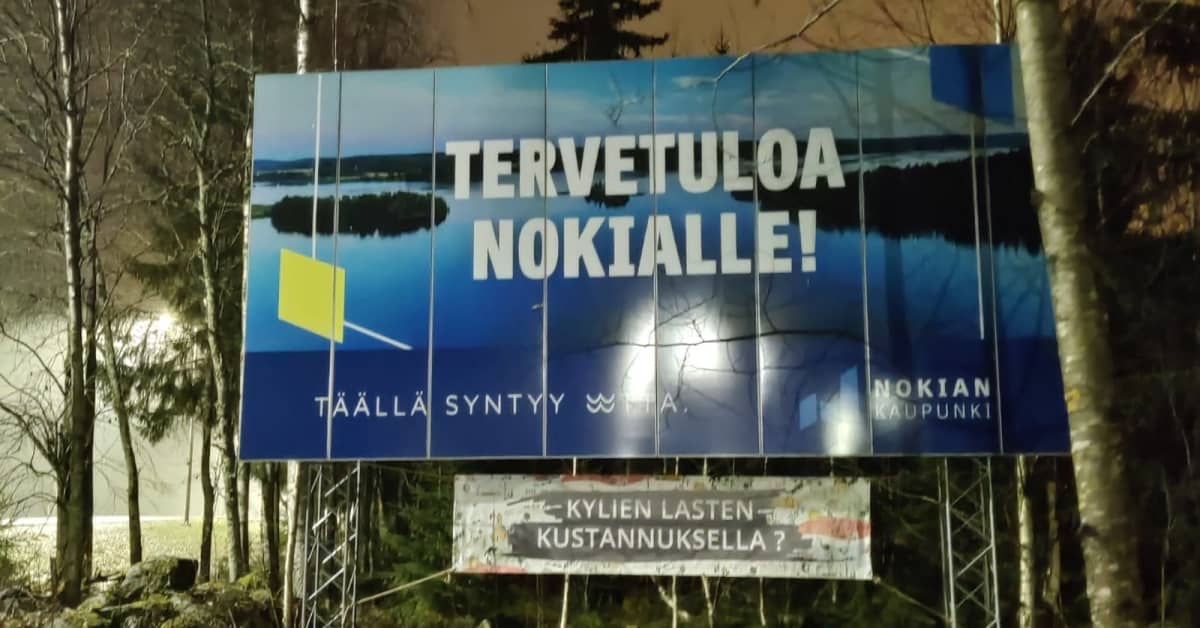 Kyläkoulujen lakkautusaikeet sytyttivät kapinan – kaupungin mainoskyltit saivat alleen kitkerät ...