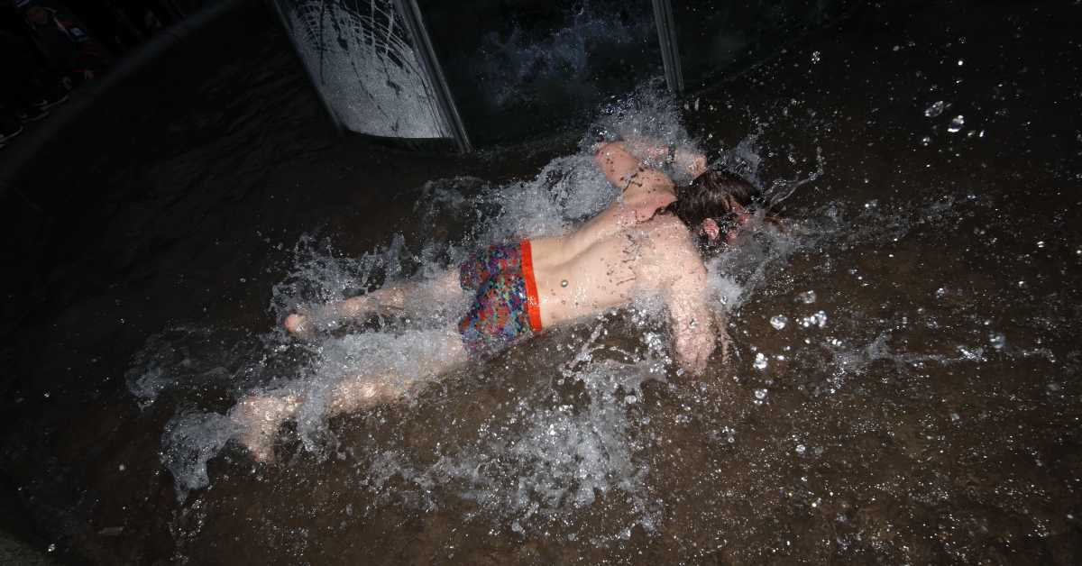 Aikamoinen sukellus! Näin mestaruus villitsi Tampereen torilla ...