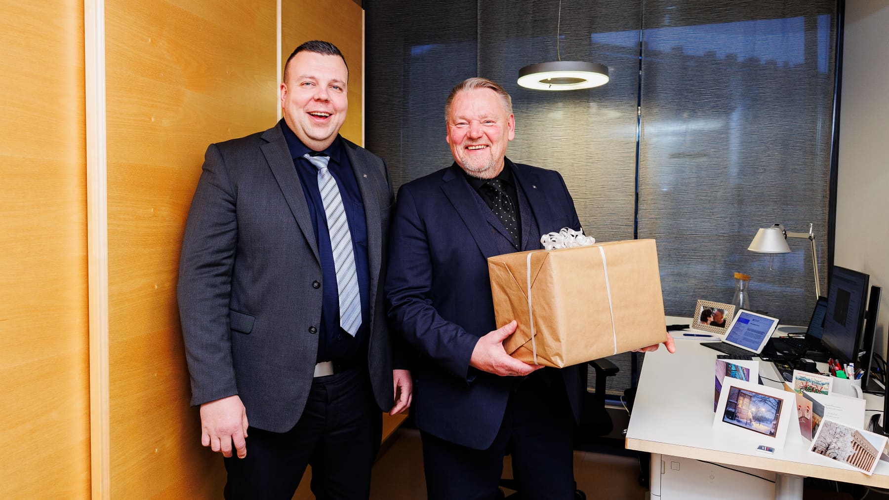 Hyvää joulumieltä eduskunnassa: kiertävä lahjapaketti herkisti ...