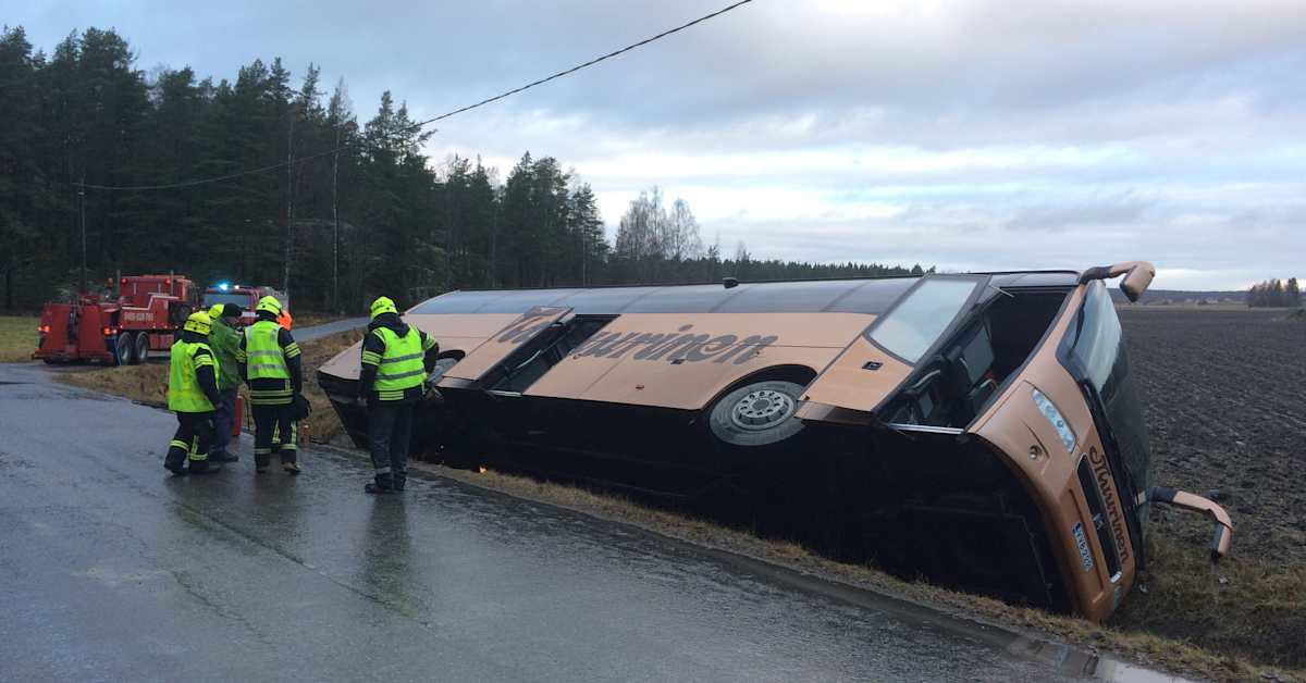 Skolbuss välte – 41 elever ombord | Åboland | Svenska Yle