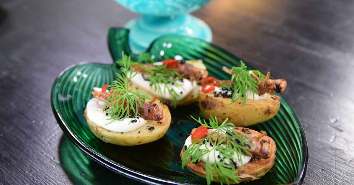 Servera potatis med gräshoppor i stället för sill | Recept | Svenska Yle