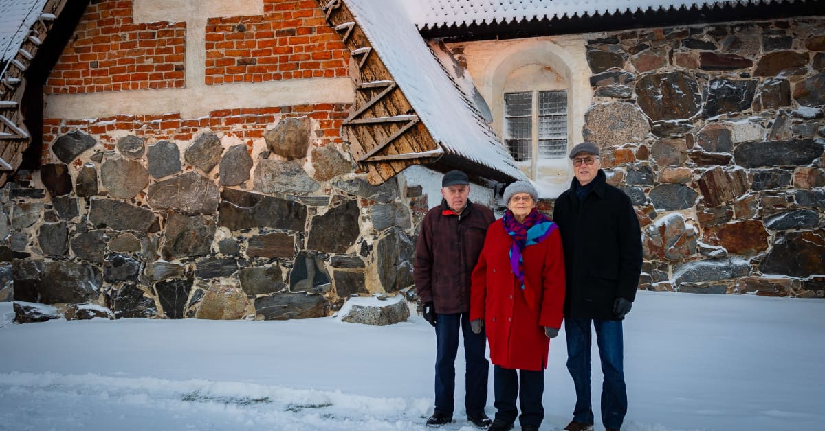 Pyhän Olavin kirkko uusine paanukattoineen tuikattiin tuleen 25 vuotta ...