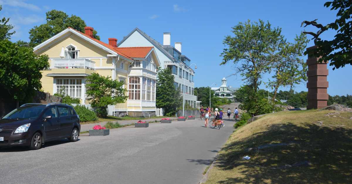 Havsgatan i Hangö kan trots allt vara eller inte vara gågata ...