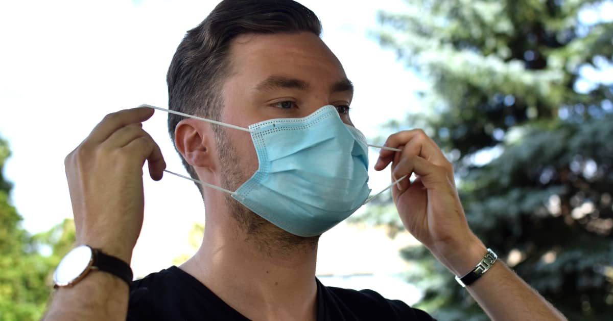 Hygiene expert: How to wear a face mask properly | Yle