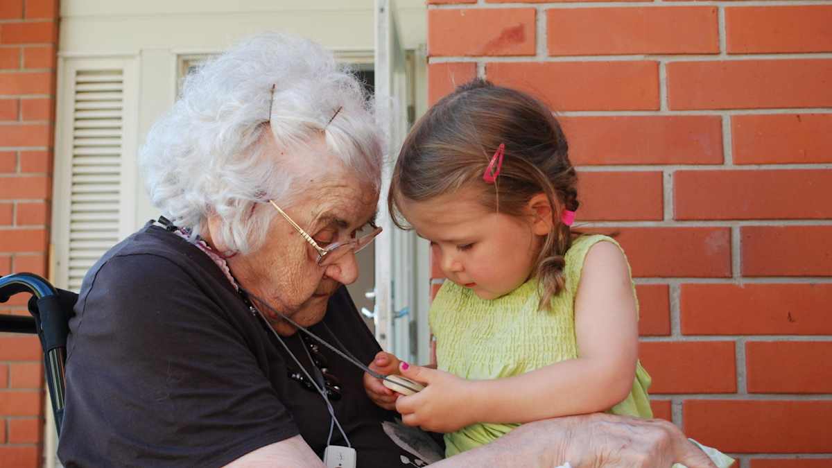 Ystävien halaus vei voiton – Valokuvakilpailussa etsittiin ...