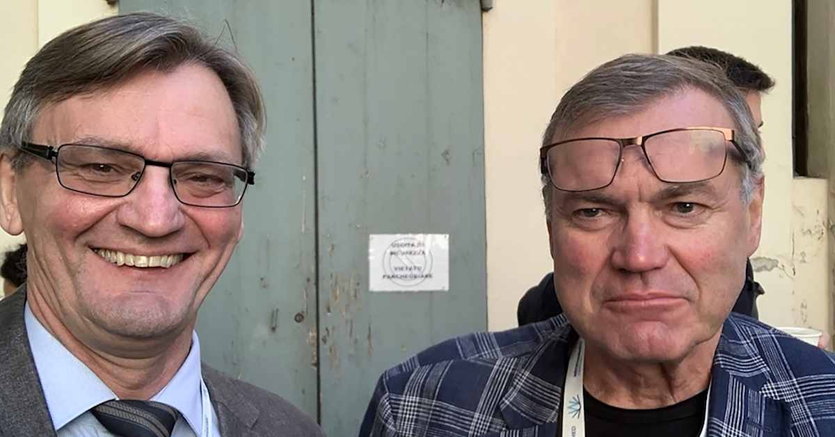 "Vår äldre bror som inte är läkare brukar fråga om vi får timpenning då ...