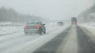 Talviset ajo-olosuhteet haastavat liikenteen. Luminen maantie heikentää näkyvyyttä ja pitoa, kun autot matkaavat eteenpäin.