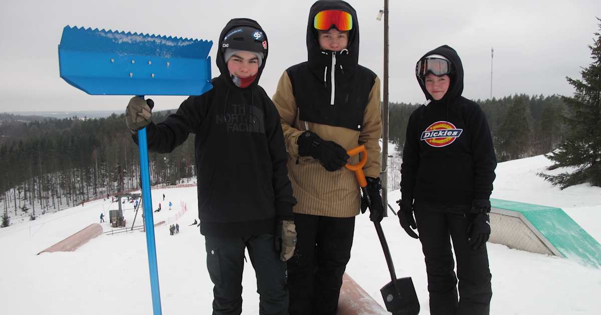 Med spade och skrapa i Påminnebacken - unga sköter terrängparken för ...