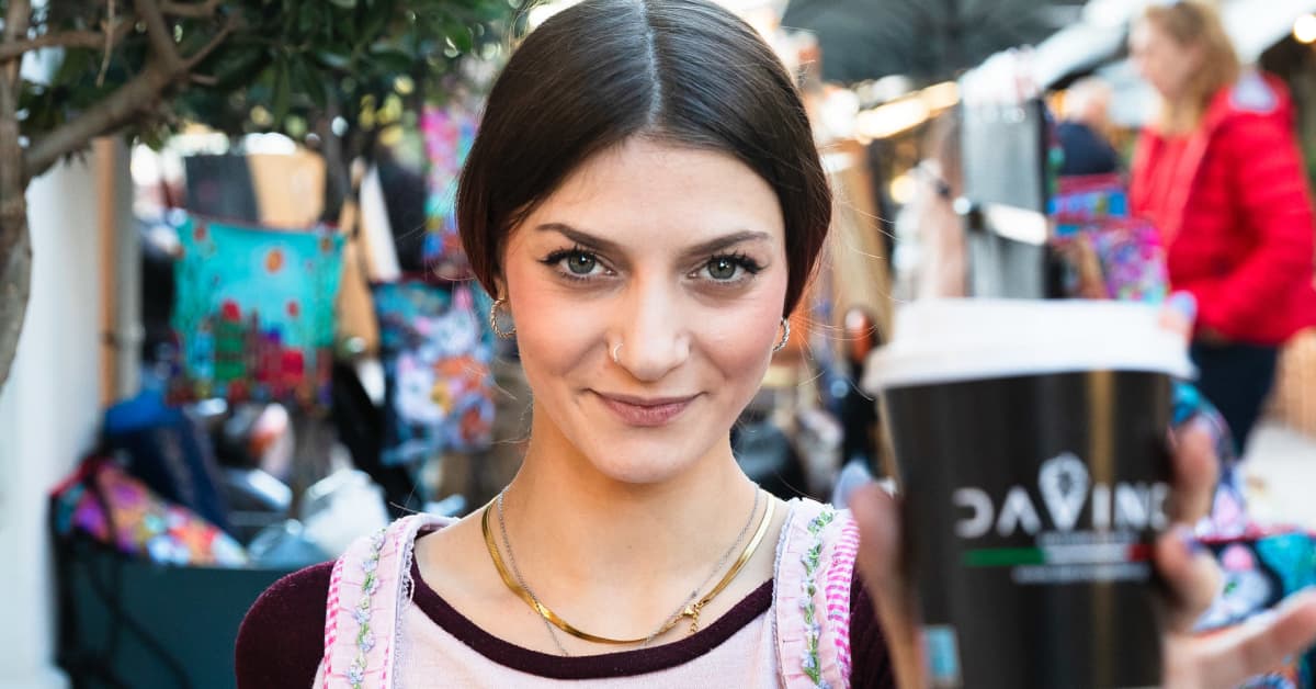 Kreikkalaiset nuoret viihtyvät kahviloissa trendikahvien äärellä ...