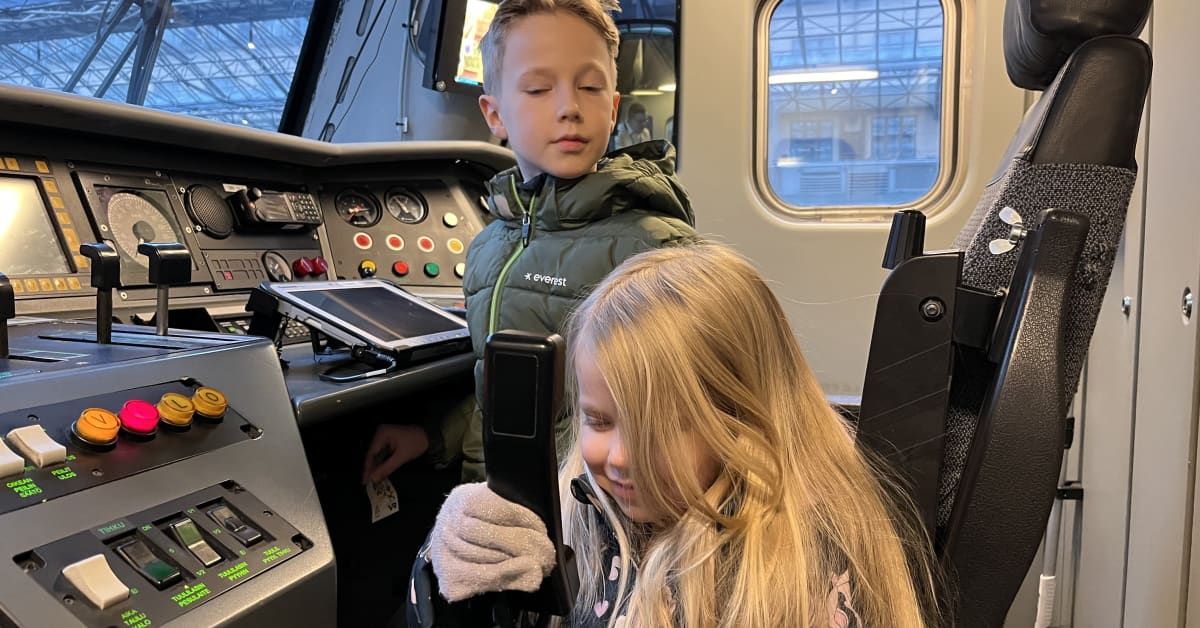 Meeri Länkelin, 5, oli innoissaan lasten omasta junapäivästä, jossa junan ohjaamo saavutti ...