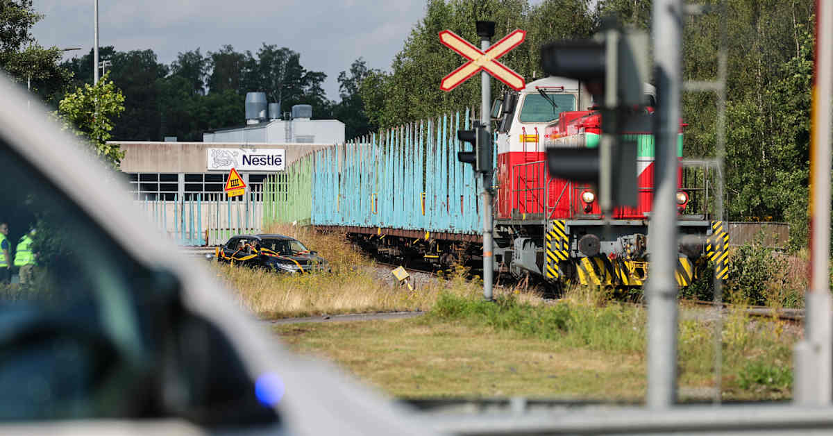 Kaksi henkilöä loukkaantui henkilöauton ja junan törmäyksessä Turussa ...