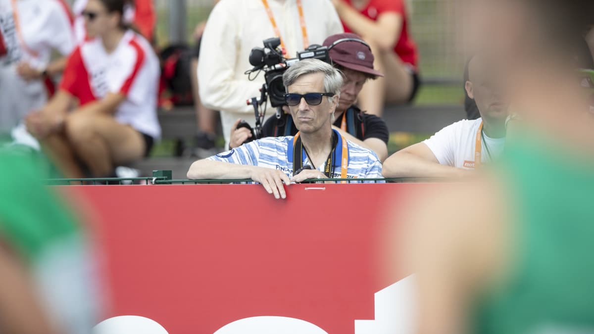 Eemil Helander juoksi nuorten EM-hopealle – vakavasti sairas valmentaja ...