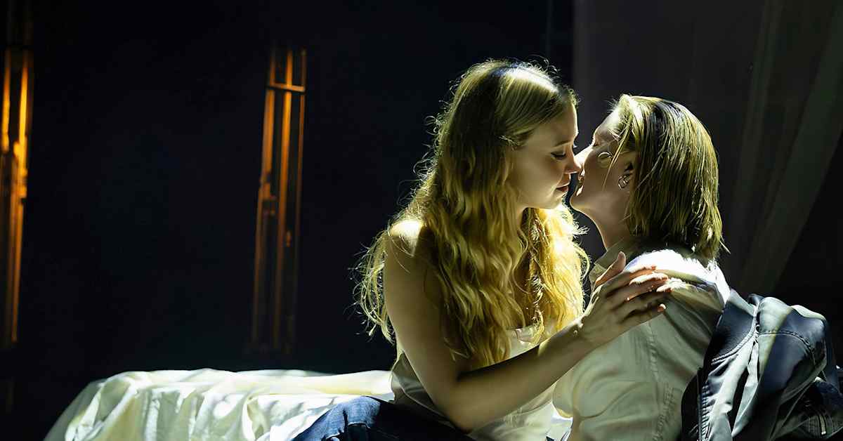 Recension: Romeo & Julia på ÅST vill säga något om dagens ungdom – men vad? | Kultur | Svenska Yle