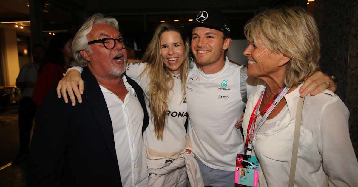 Nico sökte genast upp pappas namn på pokalen – Keke: ”Man måste njuta ...